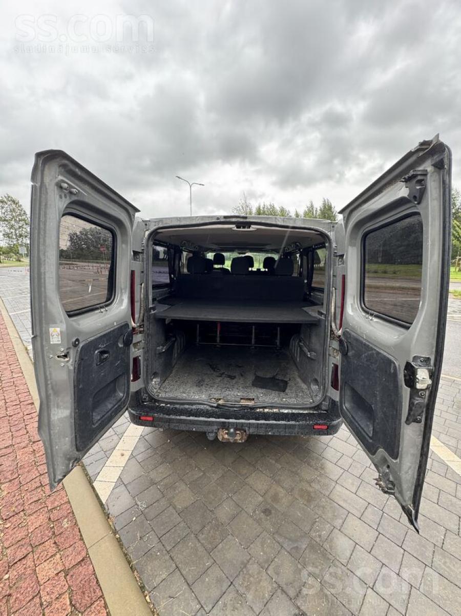 Grey Renault Trafic 2017 in Jelgava, with an engine capacity of 1.60 L and mileage of 369 thousand km for 10500 €, photo 6 on AUTOMOTO.COM.LV