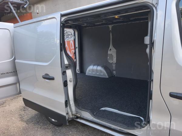 Grey Renault Trafic 2019 in Riga, with an engine capacity of 1.60 L and mileage of 105 thousand km for 11500 €, photo 6 on AUTOMOTO.COM.LV