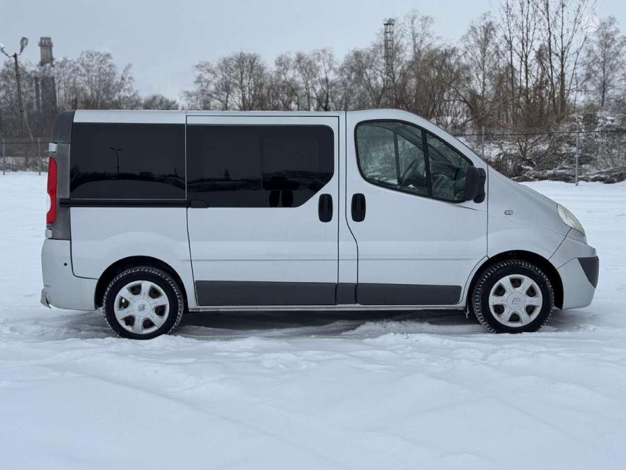 Pelēks Renault Trafic 2007 Marijampole, ar dzinēja tilpumu 2.00 L un nobraukumu 309 tūkst. km par 5100 €, foto 6 vietnē AUTOMOTO.COM.LV