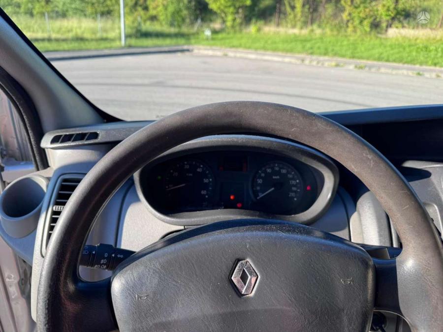 Grey Renault Trafic 2007 in Telschi, with an engine capacity of 2.00 L and mileage of 650 thousand km for 7000 €, photo 9 on AUTOMOTO.COM.LV