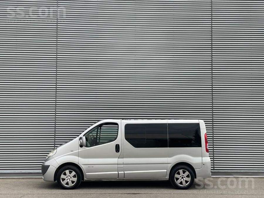 Grey Renault Trafic 2007 in Riga, with an engine capacity of 2.00 L and mileage of 408 thousand km for 3999 €, photo 7 on AUTOMOTO.COM.LV