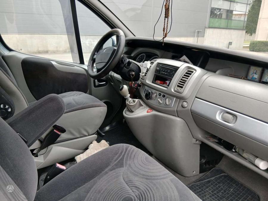 Grey Renault Trafic 2008 in Riga, with an engine capacity of 2.46 L and mileage of 300 thousand km for 8000 €, photo 7 on AUTOMOTO.COM.LV