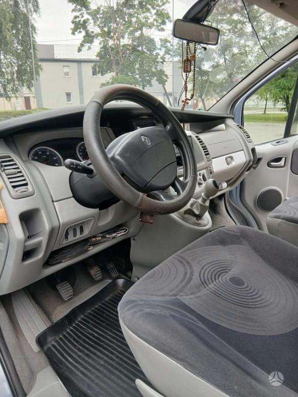 Grey Renault Trafic 2008 in Riga, with an engine capacity of 2.46 L and mileage of 300 thousand km for 8000 €, photo 7 on AUTOMOTO.COM.LV