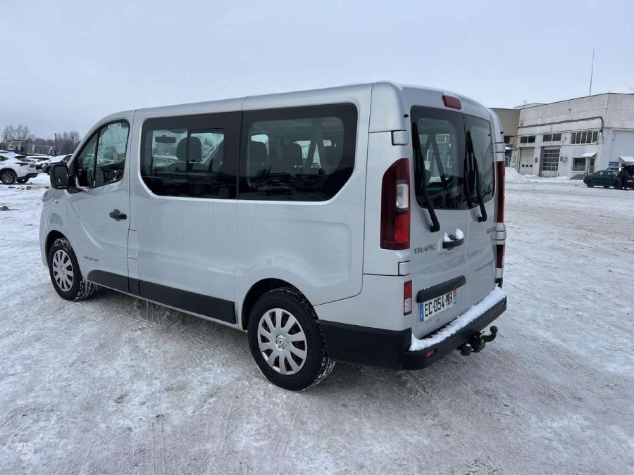 Grey Renault Trafic 2016 in Panevezys, with an engine capacity of 1.60 L and mileage of 246 thousand km for 10200 €, photo 7 on AUTOMOTO.COM.LV