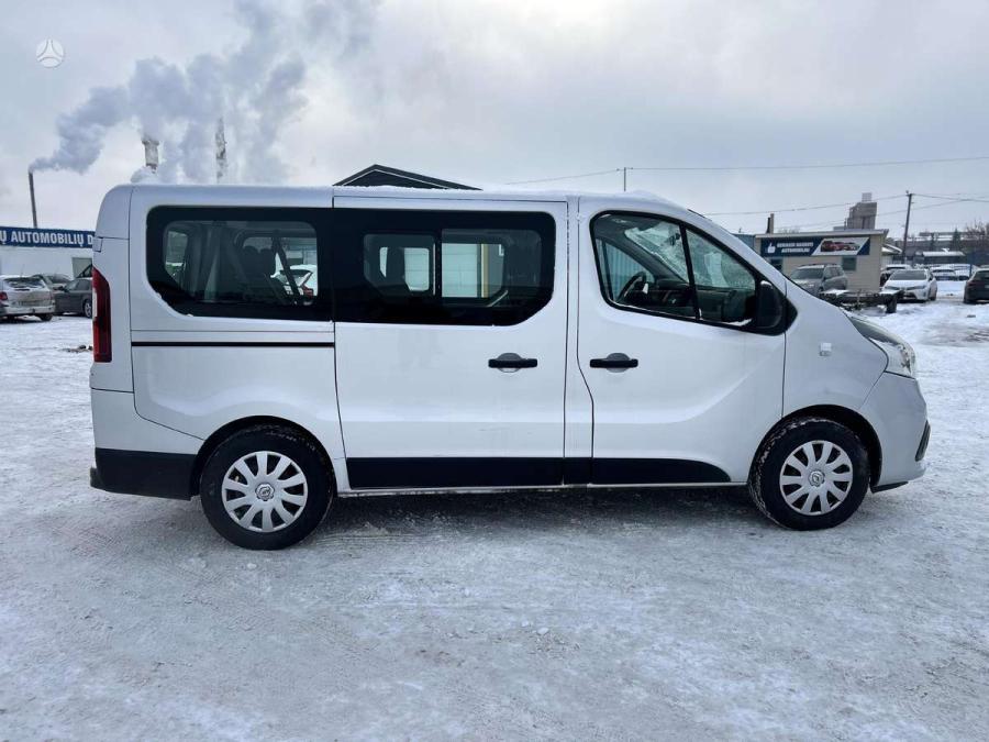 Grey Renault Trafic 2016 in Panevezys, with an engine capacity of 1.60 L and mileage of 246 thousand km for 10200 €, photo 8 on AUTOMOTO.COM.LV