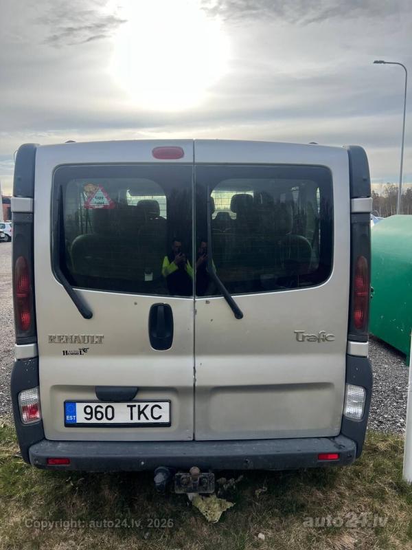Pelēks Renault Trafic 2005 Tallina, ar dzinēja tilpumu 1.90 L un nobraukumu 342 tūkst. km par 3300 €, foto 6 vietnē AUTOMOTO.COM.LV