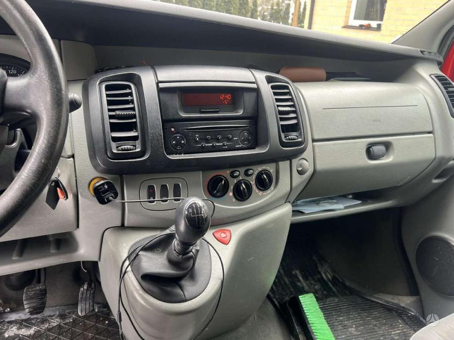 Sarkans Renault Trafic 2006 Viļņa, ar dzinēja tilpumu 2.46 L un nobraukumu 239 tūkst. km par 7200 €, foto 18 vietnē AUTOMOTO.COM.LV