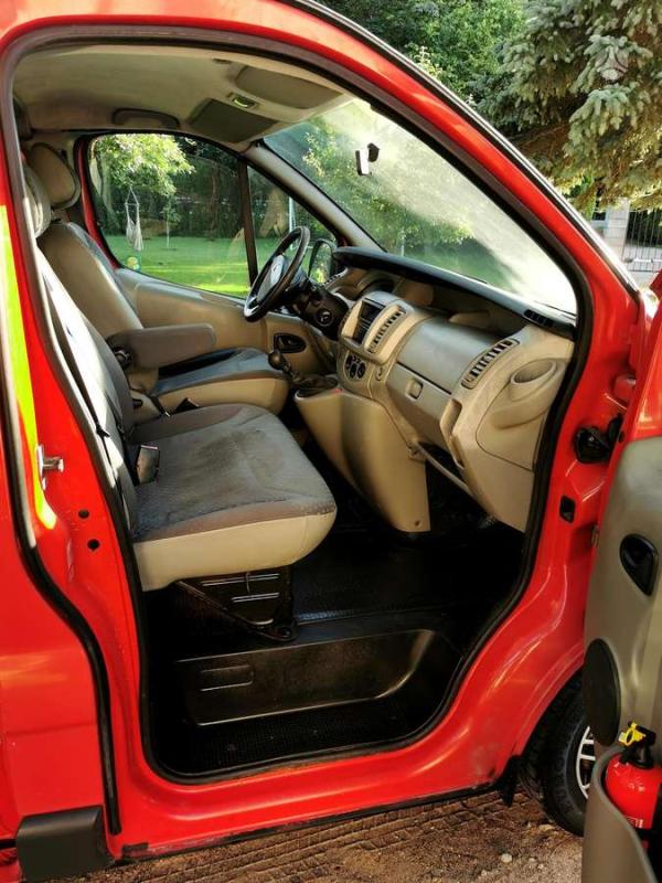 Red Renault Trafic 2007 in Siauliai, with an engine capacity of 2.00 L and mileage of 410 thousand km for 3999 €, photo 7 on AUTOMOTO.COM.LV