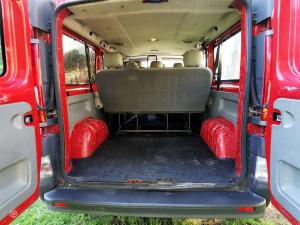 Red Renault Trafic 2007 in Siauliai, with an engine capacity of 2.00 L and mileage of 410 thousand km for 3999 €, photo 12 on AUTOMOTO.COM.LV