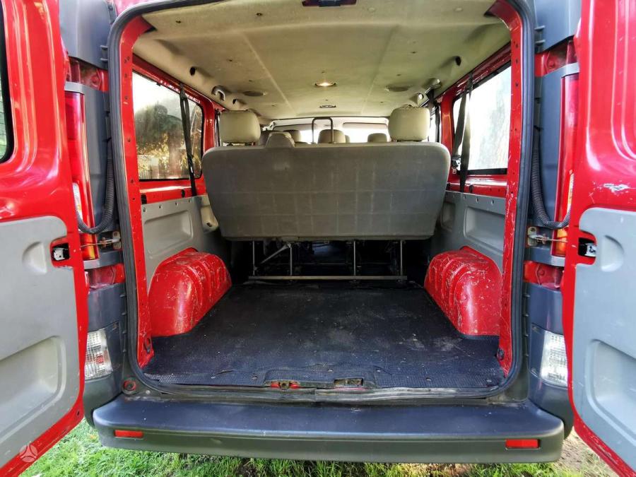 Red Renault Trafic 2007 in Siauliai, with an engine capacity of 2.00 L and mileage of 410 thousand km for 3999 €, photo 12 on AUTOMOTO.COM.LV