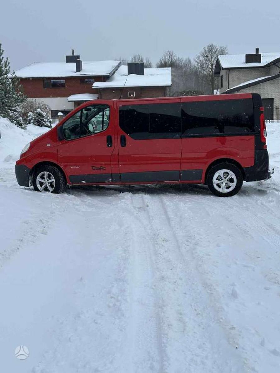 Red Renault Trafic 2010 in Siauliai, with an engine capacity of 2.00 L and mileage of 250 thousand km for 7200 €, photo 4 on AUTOMOTO.COM.LV