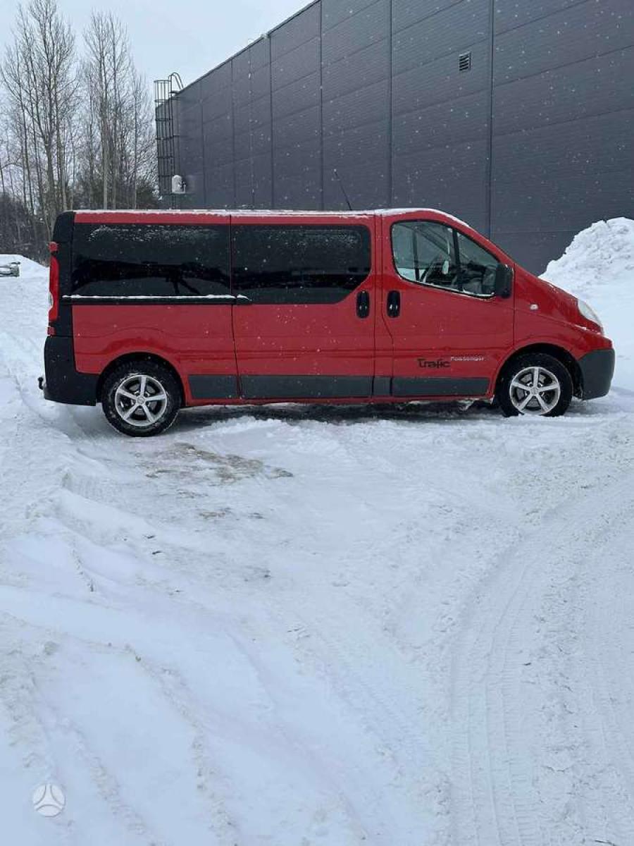 Red Renault Trafic 2010 in Siauliai, with an engine capacity of 2.00 L and mileage of 250 thousand km for 7200 €, photo 5 on AUTOMOTO.COM.LV