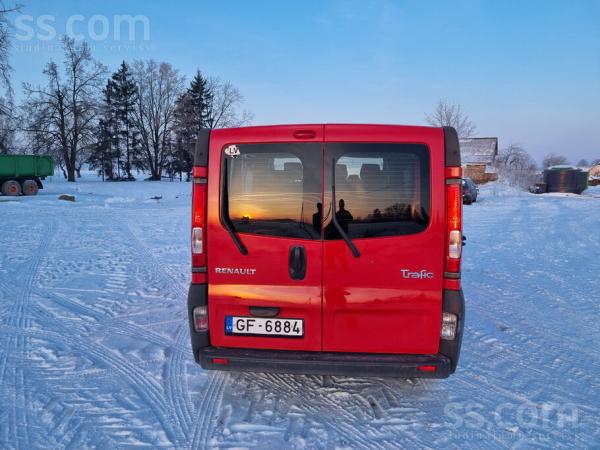 Red Renault Trafic 2006 in Jelgava, with an engine capacity of 2.00 L and mileage of 598 thousand km for 3600 €, photo 4 on AUTOMOTO.COM.LV