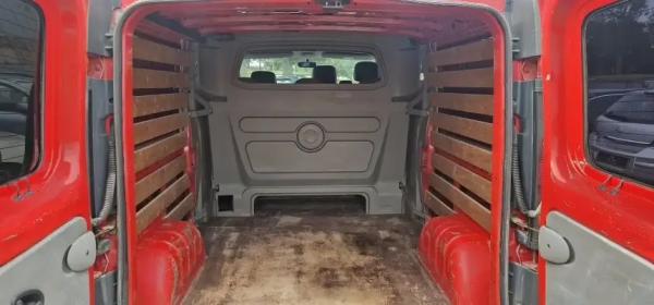 Sarkans Renault Trafic 2006 Valmiera, ar dzinēja tilpumu 1.90 L un nobraukumu 311 tūkst. km par 3850 €, foto 4 vietnē AUTOMOTO.COM.LV