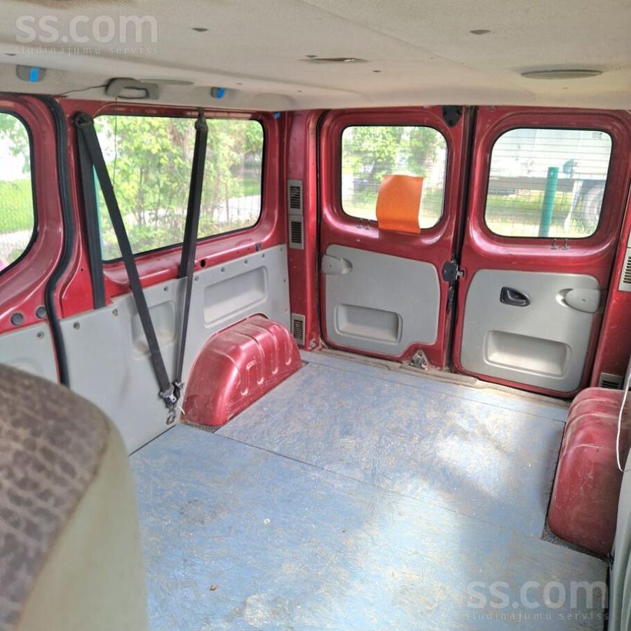 Sarkans Renault Trafic 2008 Rīga, ar dzinēja tilpumu 2.50 L un nobraukumu 330 tūkst. km par 1200 €, foto 6 vietnē AUTOMOTO.COM.LV