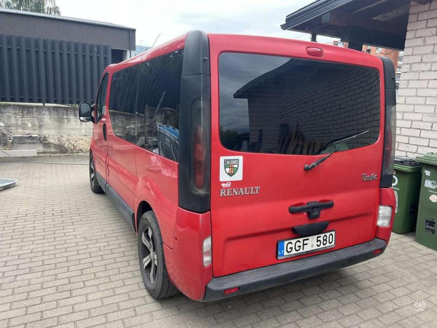 Red Renault Trafic 2004 in Kaunas, with an engine capacity of 2.46 L and mileage of 440 thousand km for 5600 €, photo 5 on AUTOMOTO.COM.LV