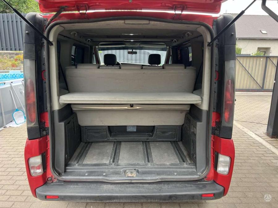 Red Renault Trafic 2004 in Kaunas, with an engine capacity of 2.46 L and mileage of 440 thousand km for 5600 €, photo 6 on AUTOMOTO.COM.LV