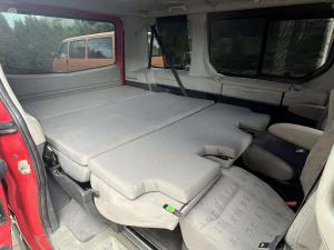 Red Renault Trafic 2004 in Kaunas, with an engine capacity of 2.46 L and mileage of 440 thousand km for 5600 €, photo 11 on AUTOMOTO.COM.LV