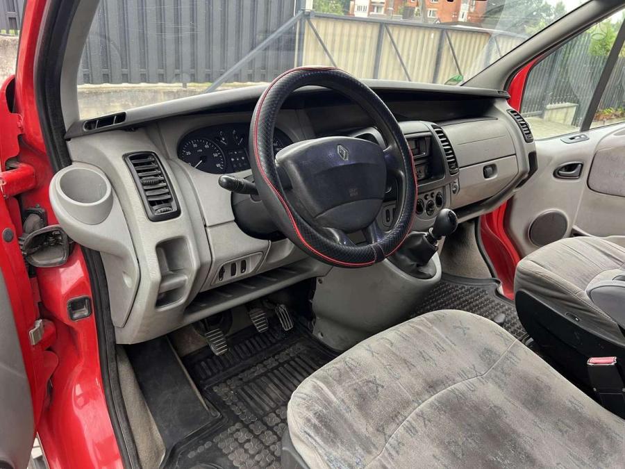 Red Renault Trafic 2004 in Kaunas, with an engine capacity of 2.46 L and mileage of 440 thousand km for 5600 €, photo 19 on AUTOMOTO.COM.LV