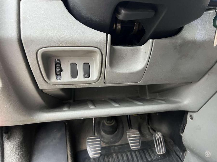 Red Renault Trafic 2004 in Kaunas, with an engine capacity of 2.46 L and mileage of 440 thousand km for 5600 €, photo 20 on AUTOMOTO.COM.LV