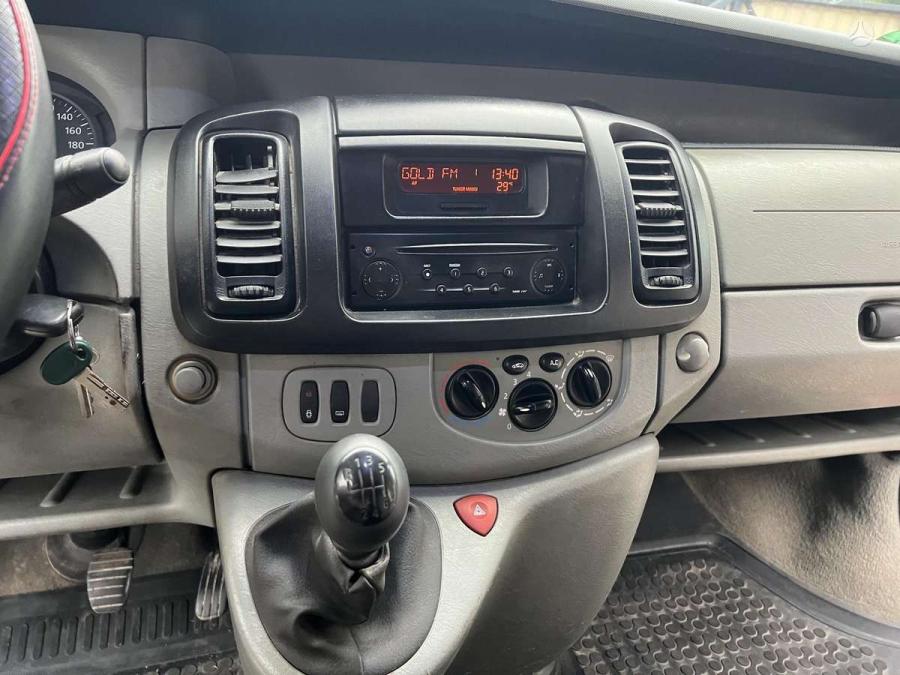 Red Renault Trafic 2004 in Kaunas, with an engine capacity of 2.46 L and mileage of 440 thousand km for 5600 €, photo 21 on AUTOMOTO.COM.LV