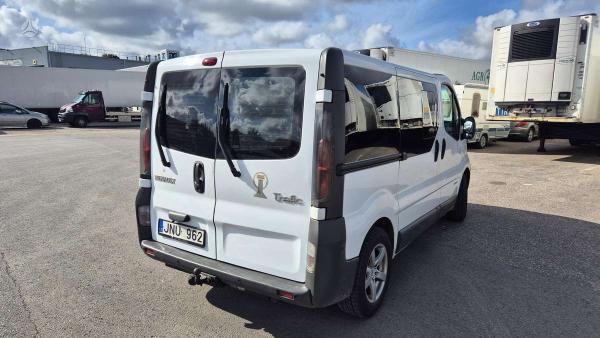 White Renault Trafic 2002 in Klaipeda, with an engine capacity of 1.87 L and mileage of 329 thousand km for 1650 €, photo 4 on AUTOMOTO.COM.LV
