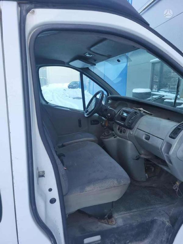 White Renault Trafic 2004 in Kaunas, with an engine capacity of 1.87 L and mileage of 283 thousand km for 1400 €, photo 7 on AUTOMOTO.COM.LV