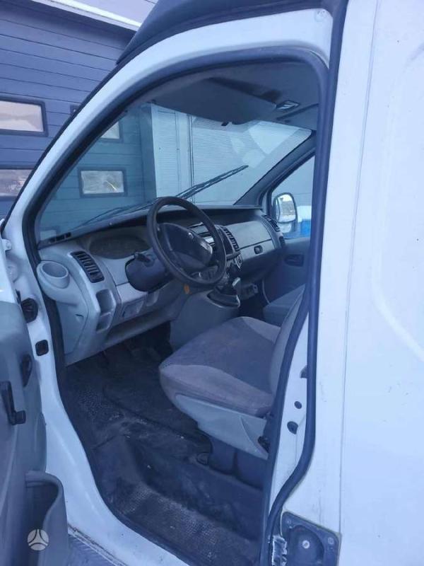 White Renault Trafic 2004 in Kaunas, with an engine capacity of 1.87 L and mileage of 283 thousand km for 1400 €, photo 8 on AUTOMOTO.COM.LV