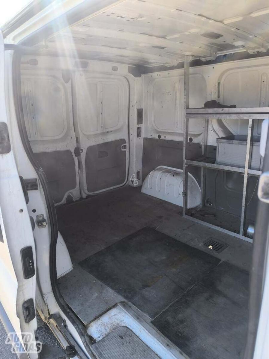 White Renault Trafic 2007 in Klaipeda, with an engine capacity of 2.00 L and mileage of 286 thousand km for 4500 €, photo 10 on AUTOMOTO.COM.LV