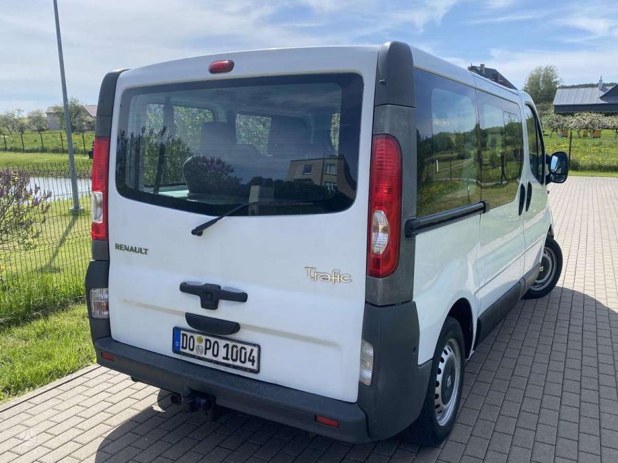 White Renault Trafic 2007 in Birstonas, with an engine capacity of 2.00 L and mileage of 328 thousand km for 4100 €, photo 5 on AUTOMOTO.COM.LV