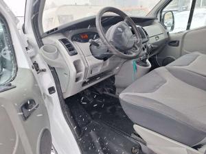 White Renault Trafic 2008 in Vilnius, with an engine capacity of 2.00 L and mileage of 213 thousand km for 3950 €, photo 8 on AUTOMOTO.COM.LV