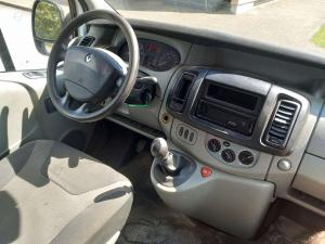 White Renault Trafic 2009 in Ukmerge, with an engine capacity of 2.00 L and mileage of 194 thousand km for 3750 €, photo 8 on AUTOMOTO.COM.LV