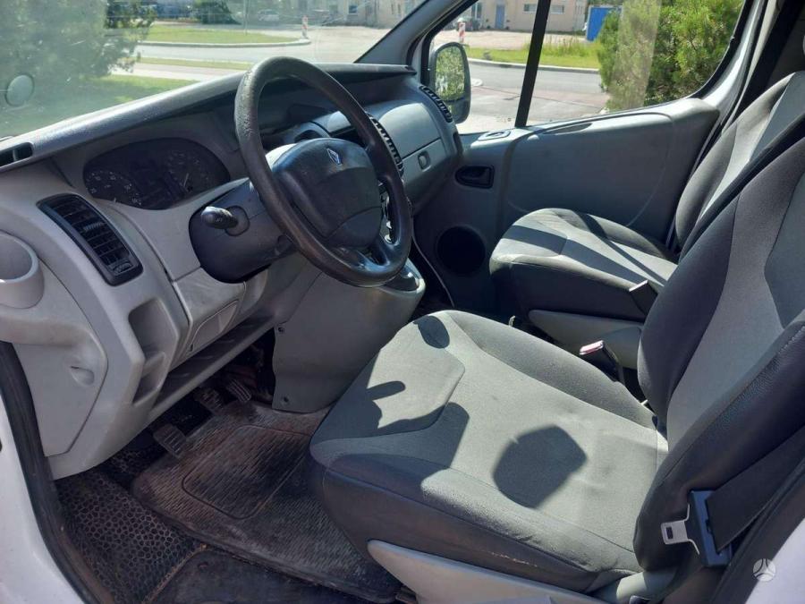 White Renault Trafic 2009 in Ukmerge, with an engine capacity of 2.00 L and mileage of 194 thousand km for 3750 €, photo 9 on AUTOMOTO.COM.LV