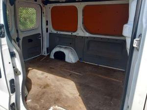 White Renault Trafic 2009 in Ukmerge, with an engine capacity of 2.00 L and mileage of 194 thousand km for 3750 €, photo 12 on AUTOMOTO.COM.LV