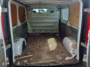 White Renault Trafic 2009 in Ukmerge, with an engine capacity of 2.00 L and mileage of 194 thousand km for 3750 €, photo 13 on AUTOMOTO.COM.LV