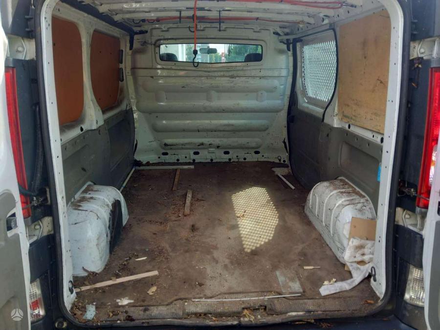 White Renault Trafic 2009 in Ukmerge, with an engine capacity of 2.00 L and mileage of 194 thousand km for 3750 €, photo 13 on AUTOMOTO.COM.LV