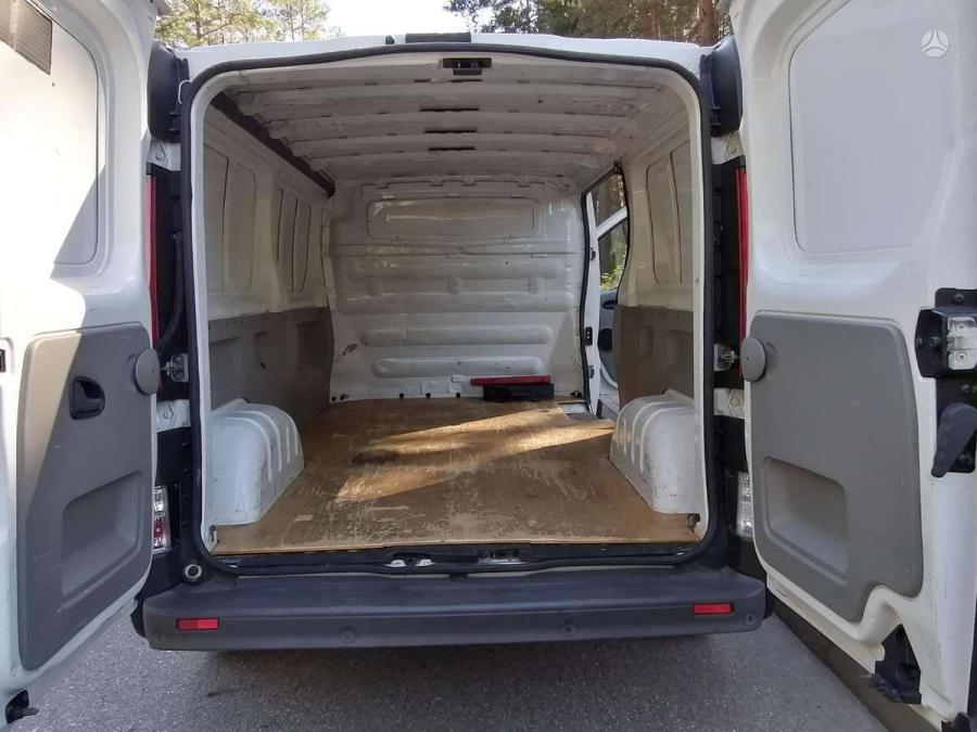 White Renault Trafic 2012 in Druskininkai, with an engine capacity of 2.00 L and mileage of 236 thousand km for 6500 €, photo 4 on AUTOMOTO.COM.LV