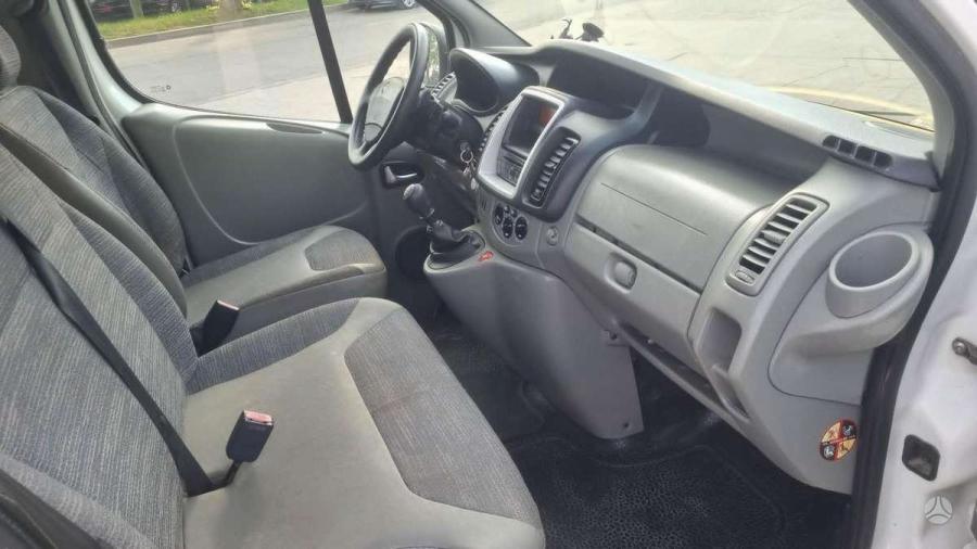 White Renault Trafic 2012 in Taurage, with an engine capacity of 2.00 L and mileage of 271 thousand km for 4400 €, photo 8 on AUTOMOTO.COM.LV