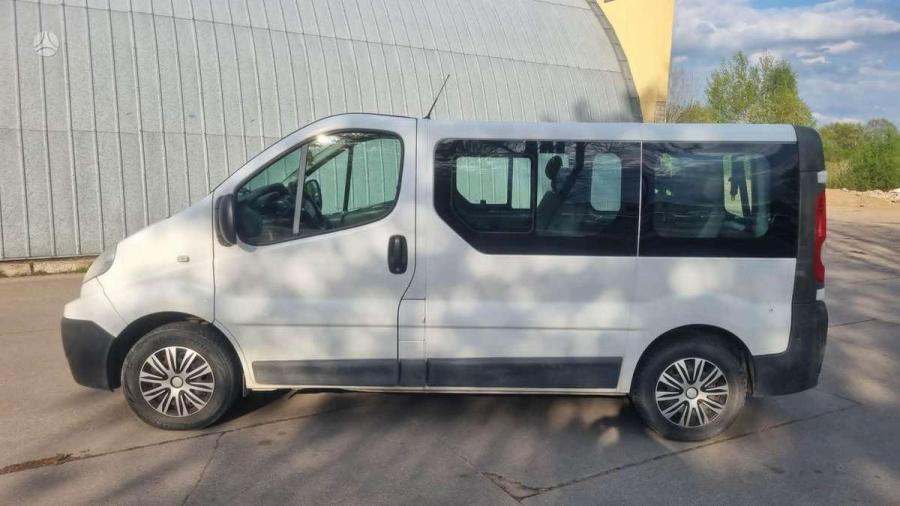 White Renault Trafic 2012 in Taurage, with an engine capacity of 2.00 L and mileage of 271 thousand km for 4400 €, photo 10 on AUTOMOTO.COM.LV