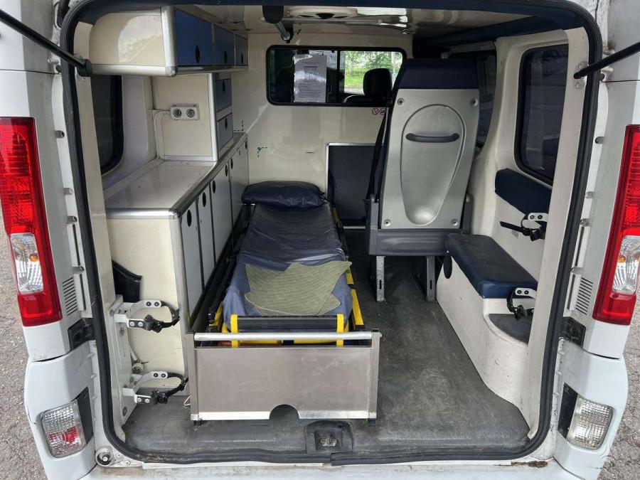 White Renault Trafic 2013 in Raseiniai, with an engine capacity of 2.00 L and mileage of 256 thousand km for 4200 €, photo 8 on AUTOMOTO.COM.LV