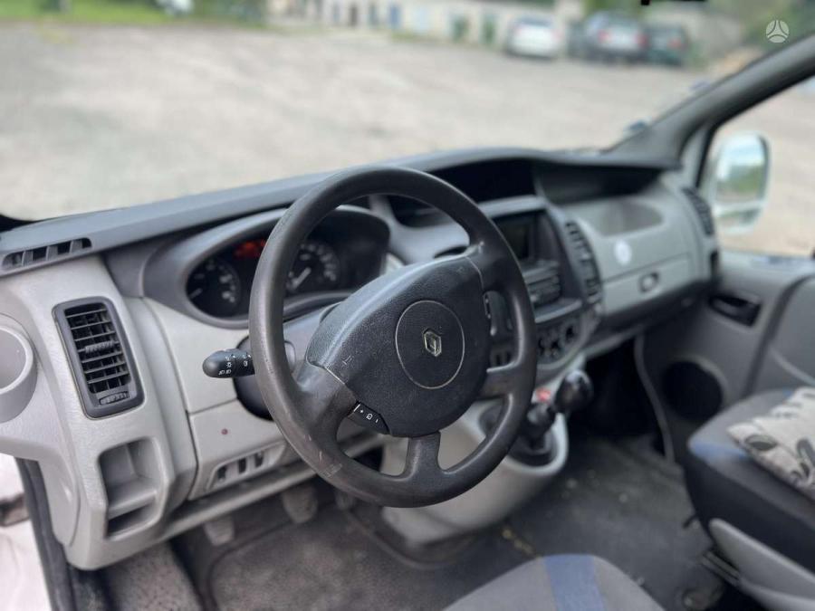 White Renault Trafic 2013 in Raseiniai, with an engine capacity of 2.00 L and mileage of 256 thousand km for 4200 €, photo 14 on AUTOMOTO.COM.LV