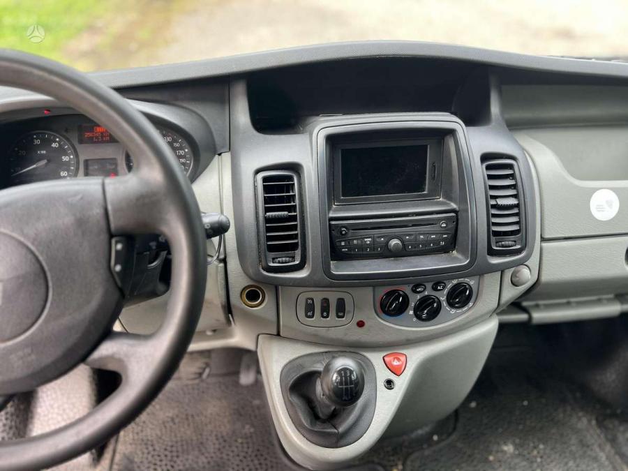 White Renault Trafic 2013 in Raseiniai, with an engine capacity of 2.00 L and mileage of 256 thousand km for 4200 €, photo 17 on AUTOMOTO.COM.LV