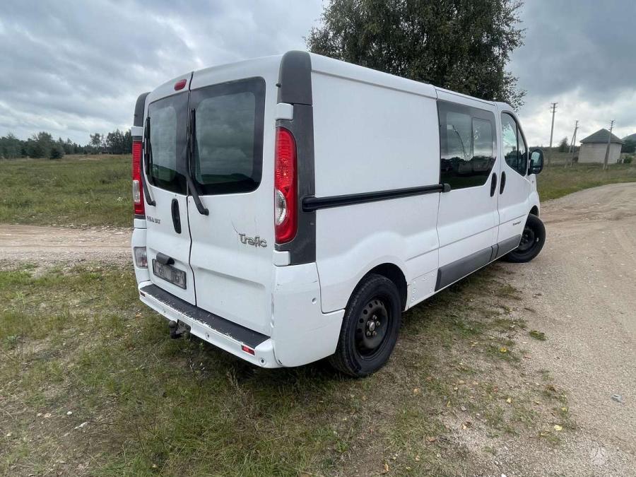 White Renault Trafic 2013 in Moletai, with an engine capacity of 2.00 L and mileage of 358 thousand km for 5500 €, photo 5 on AUTOMOTO.COM.LV