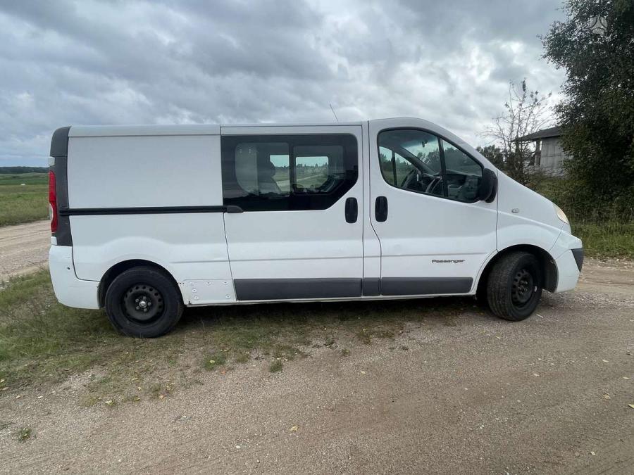 White Renault Trafic 2013 in Moletai, with an engine capacity of 2.00 L and mileage of 358 thousand km for 5500 €, photo 8 on AUTOMOTO.COM.LV