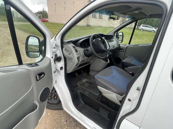 White Renault Trafic 2013 in Moletai, with an engine capacity of 2.00 L and mileage of 358 thousand km for 5500 €, photo 10 on AUTOMOTO.COM.LV