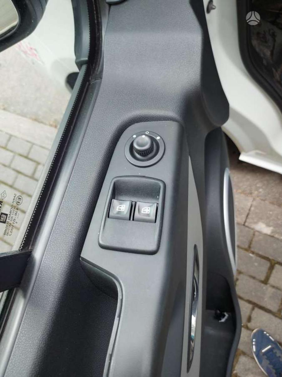 White Renault Trafic 2015 in Siauliai, with an engine capacity of 1.60 L and mileage of 230 thousand km for 6750 €, photo 15 on AUTOMOTO.COM.LV