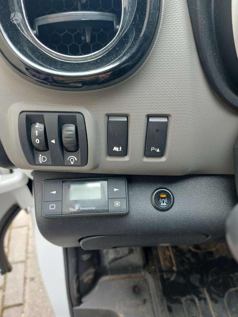 White Renault Trafic 2015 in Siauliai, with an engine capacity of 1.60 L and mileage of 230 thousand km for 6750 €, photo 17 on AUTOMOTO.COM.LV