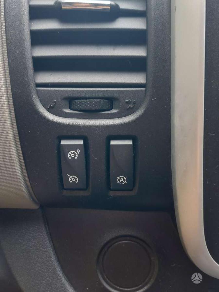 White Renault Trafic 2015 in Siauliai, with an engine capacity of 1.60 L and mileage of 230 thousand km for 6750 €, photo 23 on AUTOMOTO.COM.LV