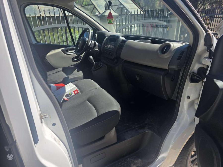 White Renault Trafic 2016 in Taurage, with an engine capacity of 1.60 L and mileage of 405 thousand km for 8000 €, photo 7 on AUTOMOTO.COM.LV