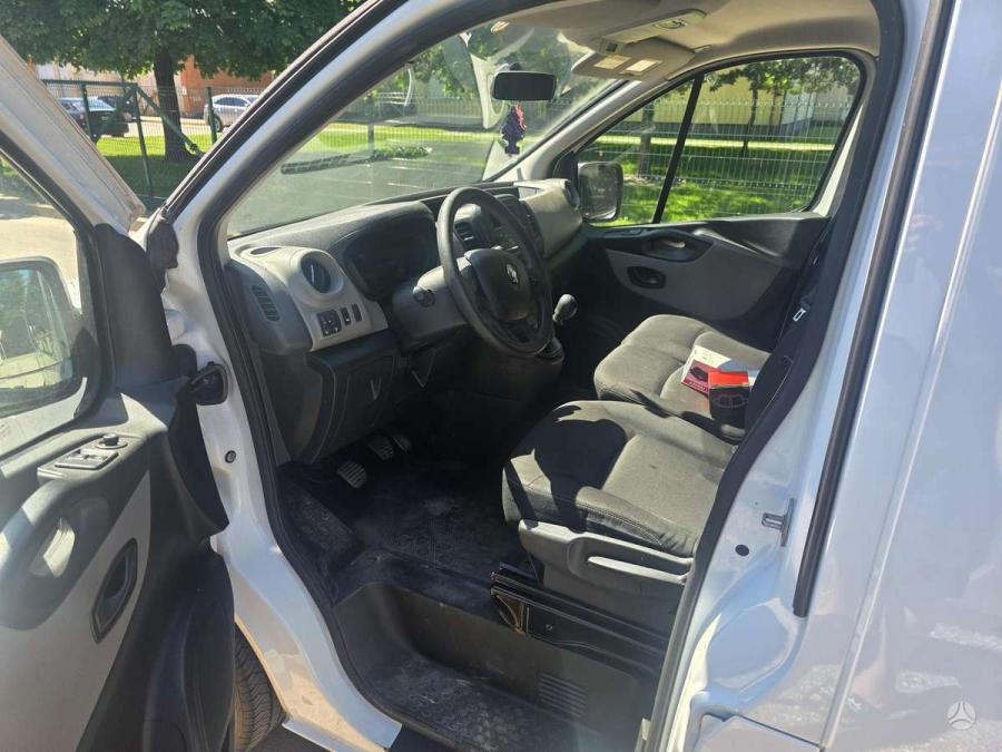 White Renault Trafic 2016 in Taurage, with an engine capacity of 1.60 L and mileage of 405 thousand km for 8000 €, photo 11 on AUTOMOTO.COM.LV